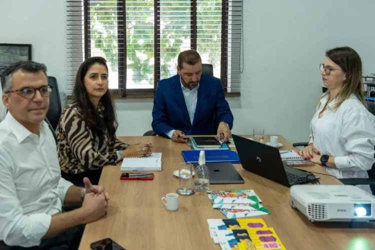 Prefeito Hildon Chaves recebe relatório com os avanços na educação de ... Prefeito Hildon Chaves recebe relatório com os avanços na educação de ...