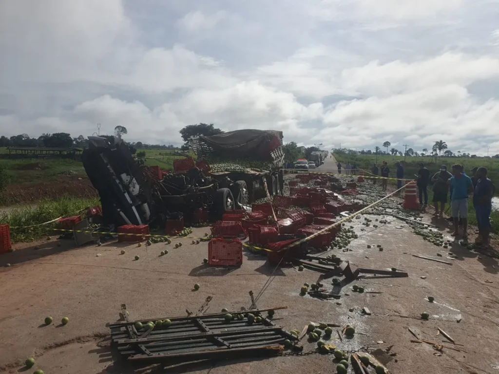 Choque entre duas carretas interdita BR-364, em Extrema, na Ponta do ...